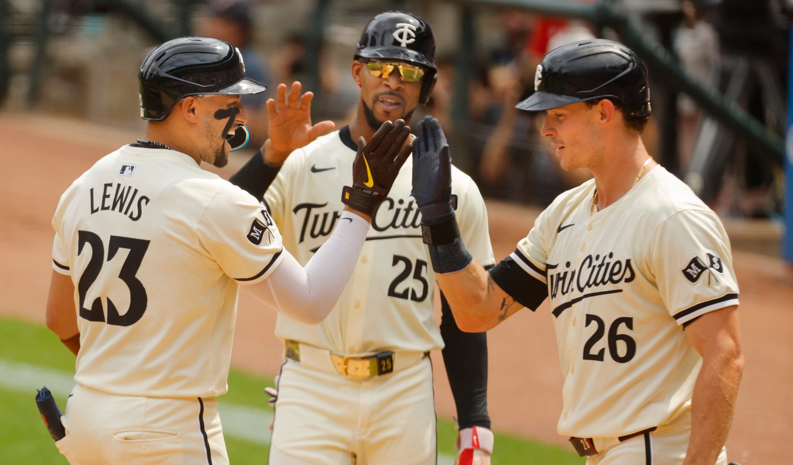 Twins Usher Makes Wild One-Handed Catch; Audra Martin Sings for Target ...